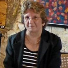 A l'abri, derrière la fenêtre.